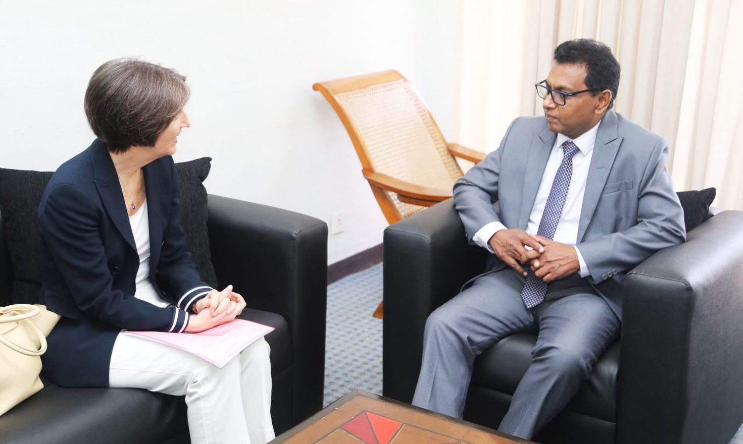 ශ්‍රී ලංකාවේ ස්විස්ටර්ලන්ත තානාපතිය හා අමාත්‍ය උපාලි පන්නිලගේ අතර ...